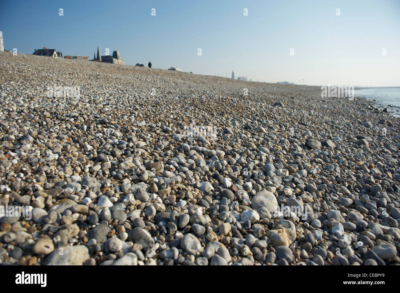 La plage de galets du Havre sur l'estuaire de la Seine en Normandie ...