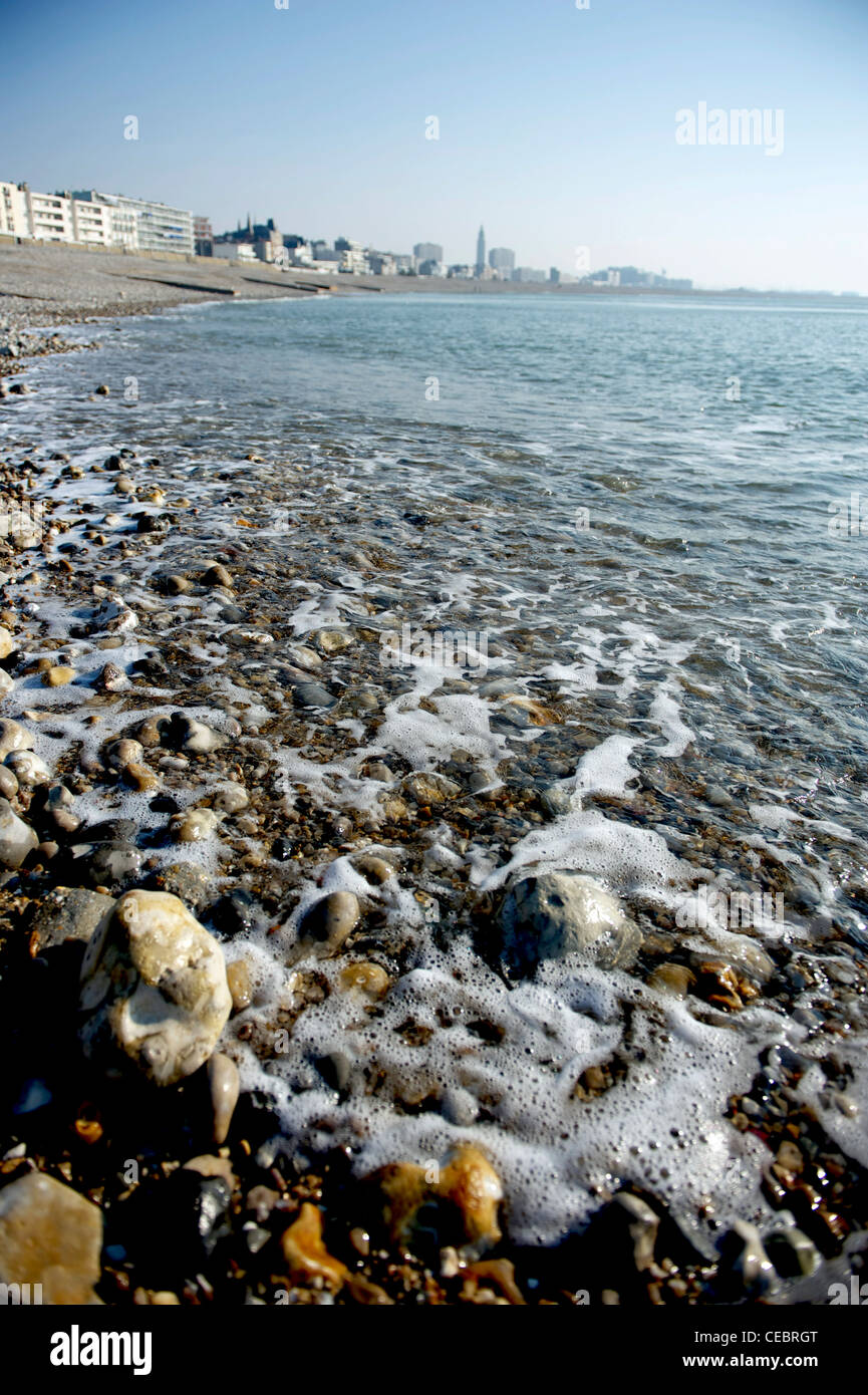 La plage de galets du Havre sur l'estuaire de la Seine en Normandie ...