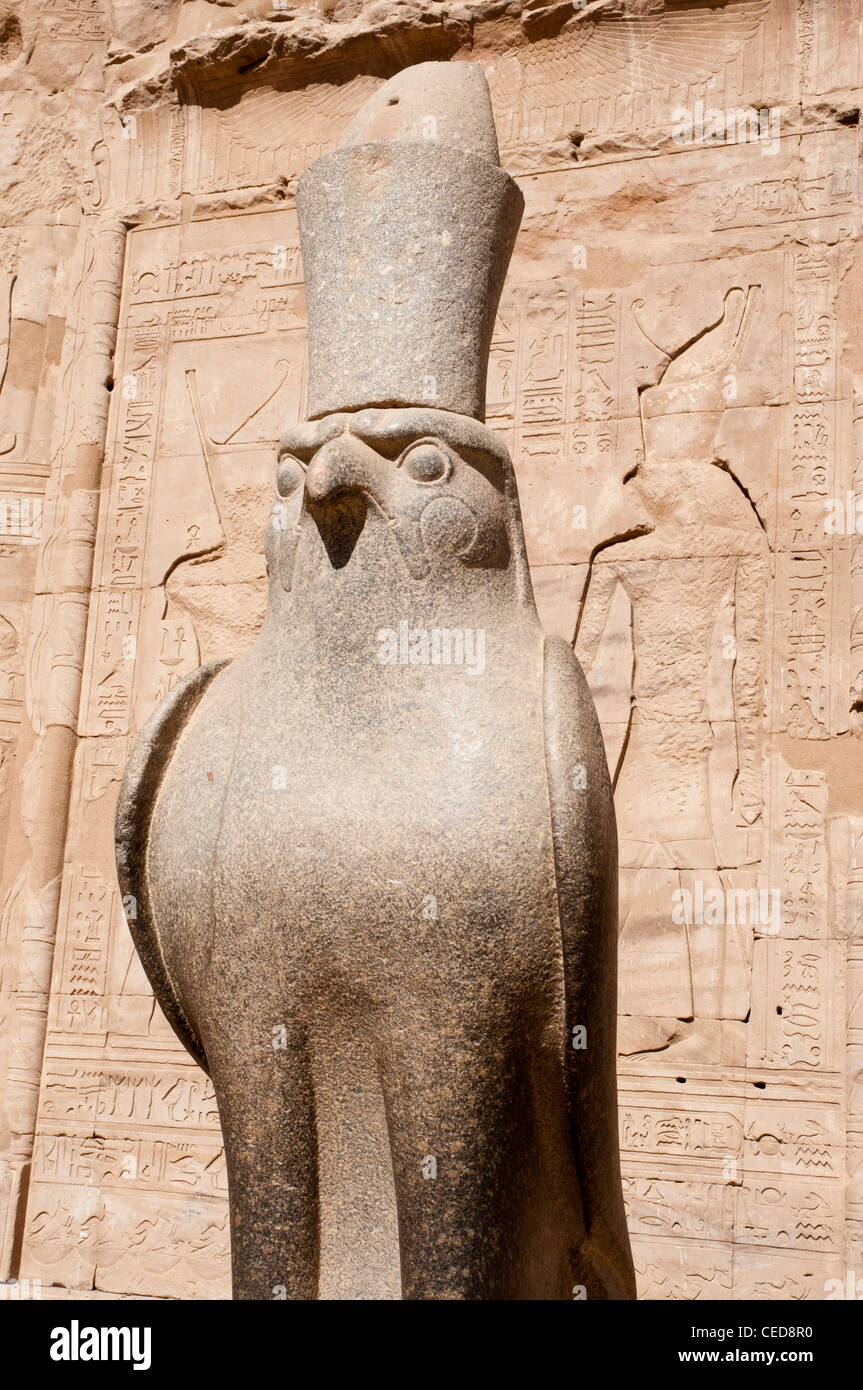 Statue en granit d'Horus le dieu faucon à l'ancien temple d'Edfou ...