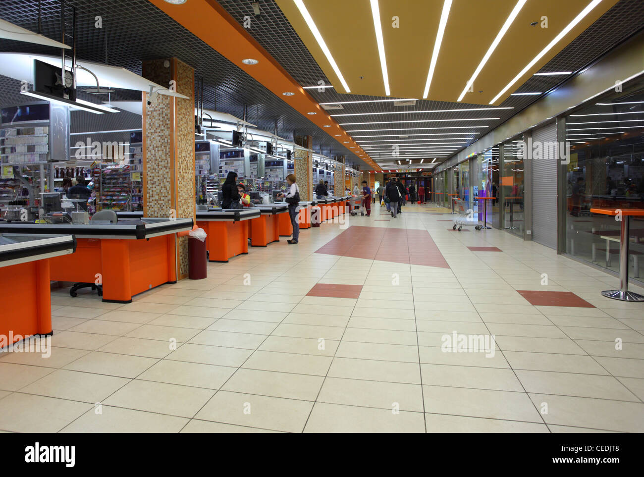 Rangée caisses supermarché Banque de photographies et d’images à haute ...