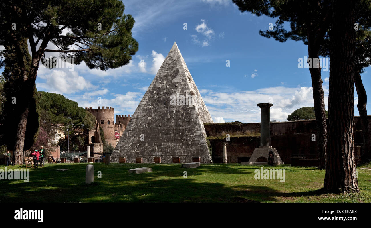 Pyramide caius cestius rome Banque de photographies et d’images à haute ...