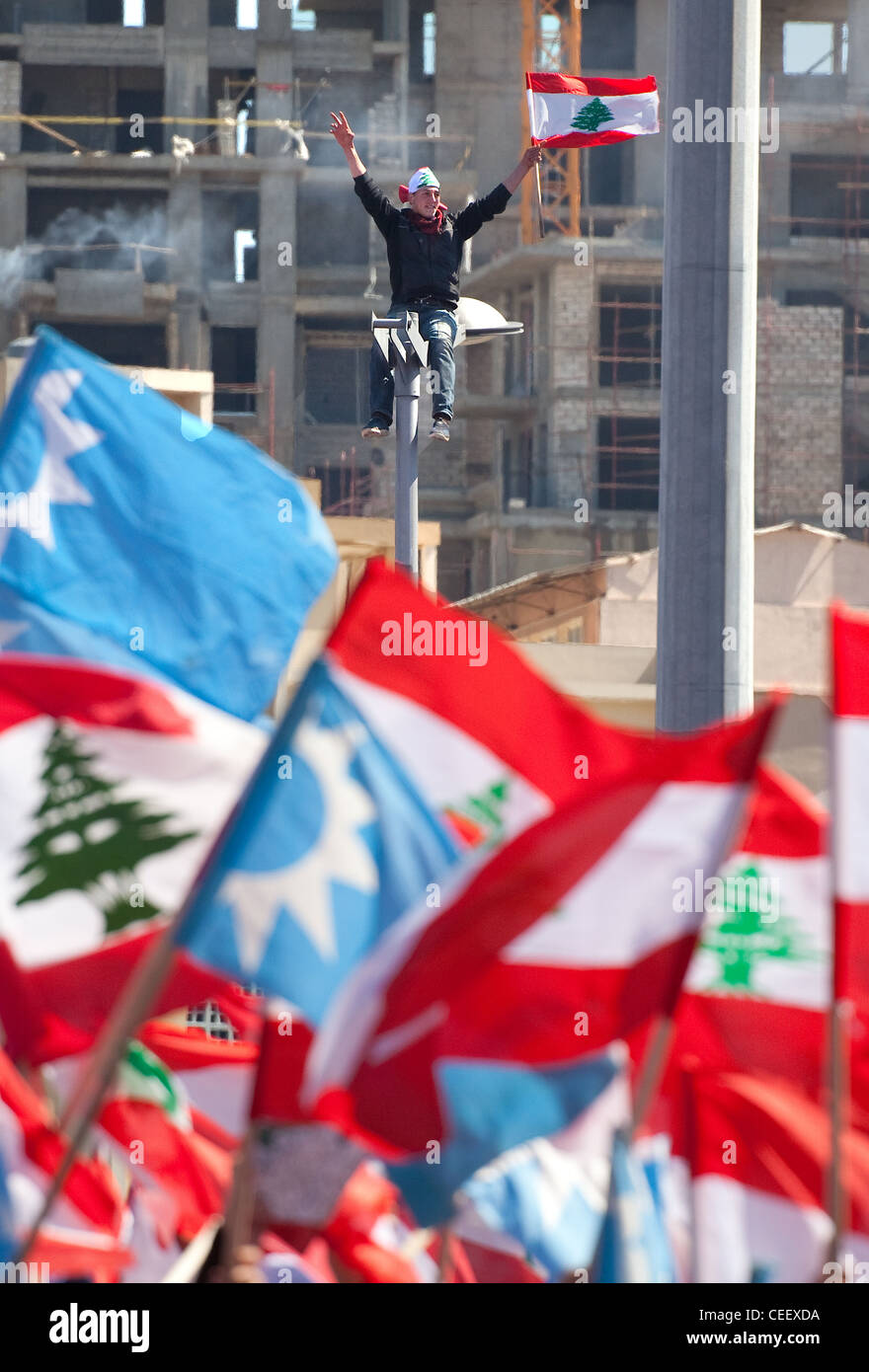 Jeune homme libanais au sommet des vagues hautes comme réverbère ...