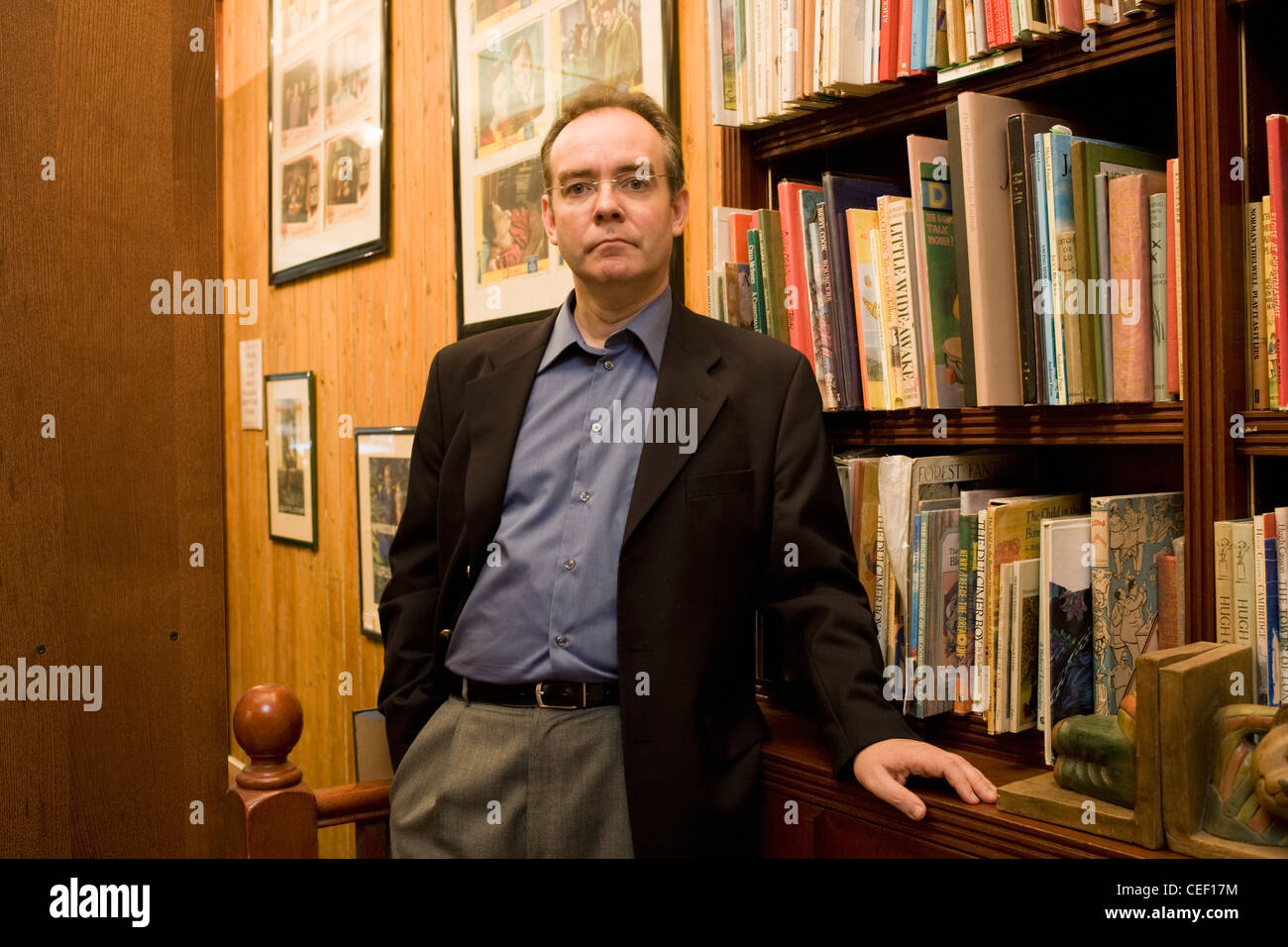 Nigel Williams à sa librairie où il vend des livres rares et premières ...
