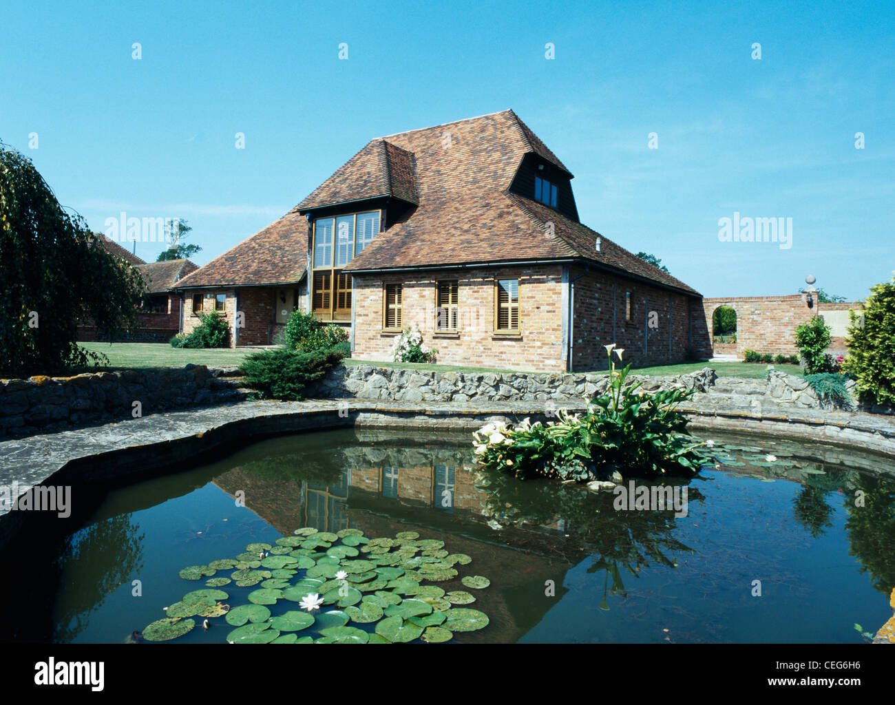 Grand bassin circulaire en face de nouvelle construction maison ...