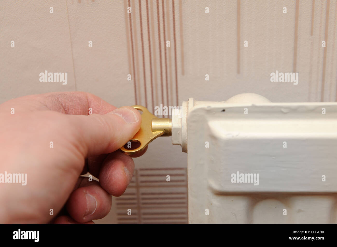 La purge d'un radiateur avec une clé Photo Stock - Alamy