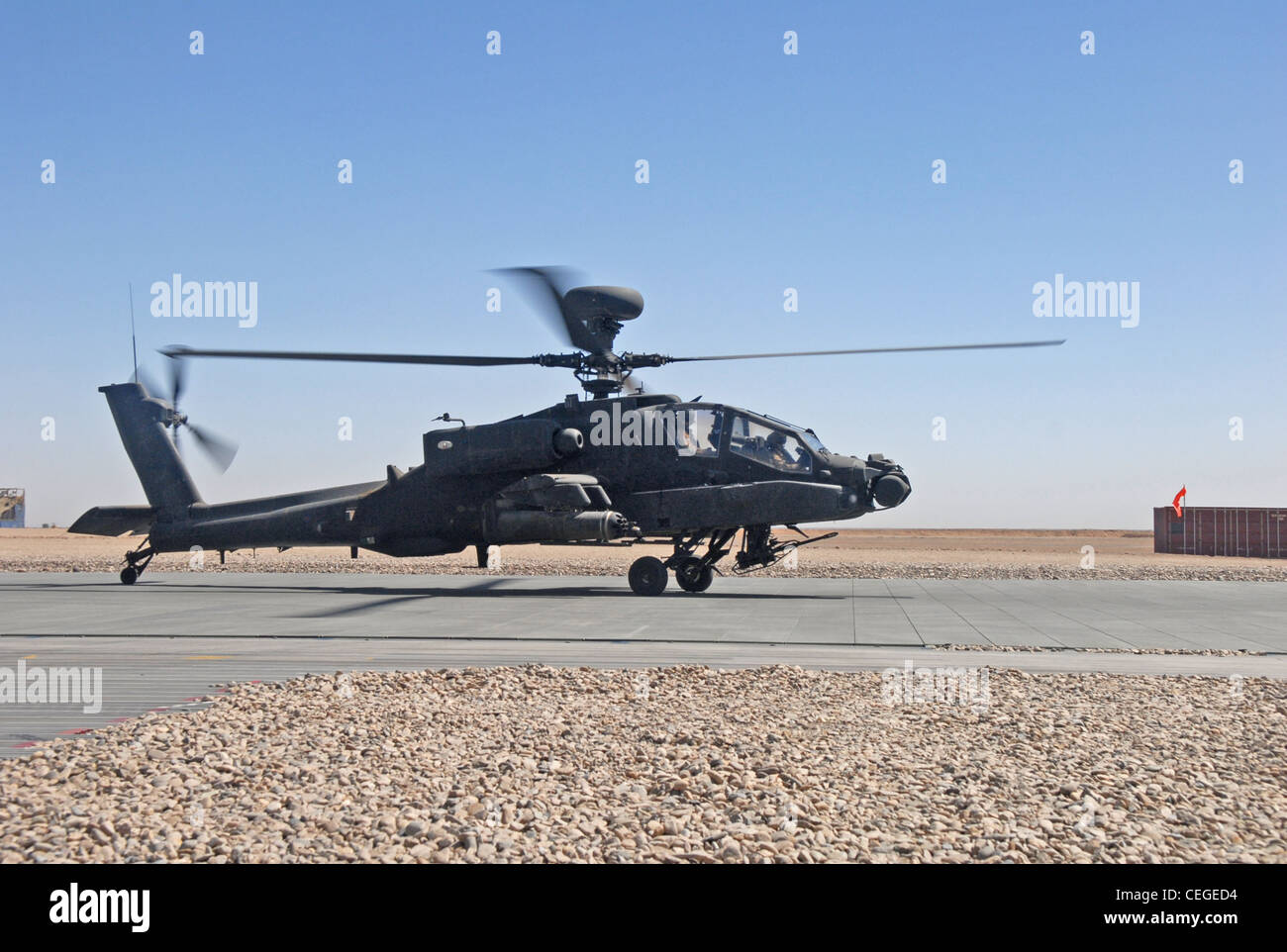 L'AH-64 Apache est un hélicoptère d'attaque de lame avec marche arrière ...