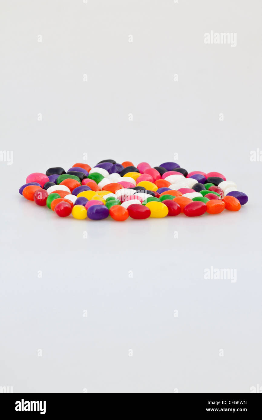 Bonbons de Pâques un tas de bonbons colorés à la gelée sur fond blanc ...