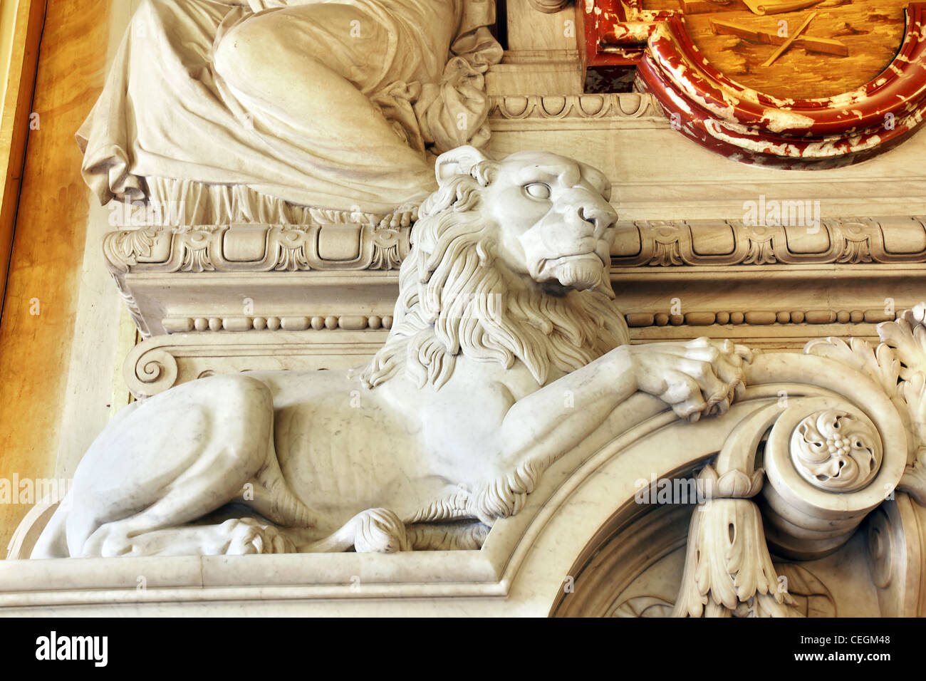 Lion sculpté magnifique partie d'une cheminée en marbre d'un bâtiment ...