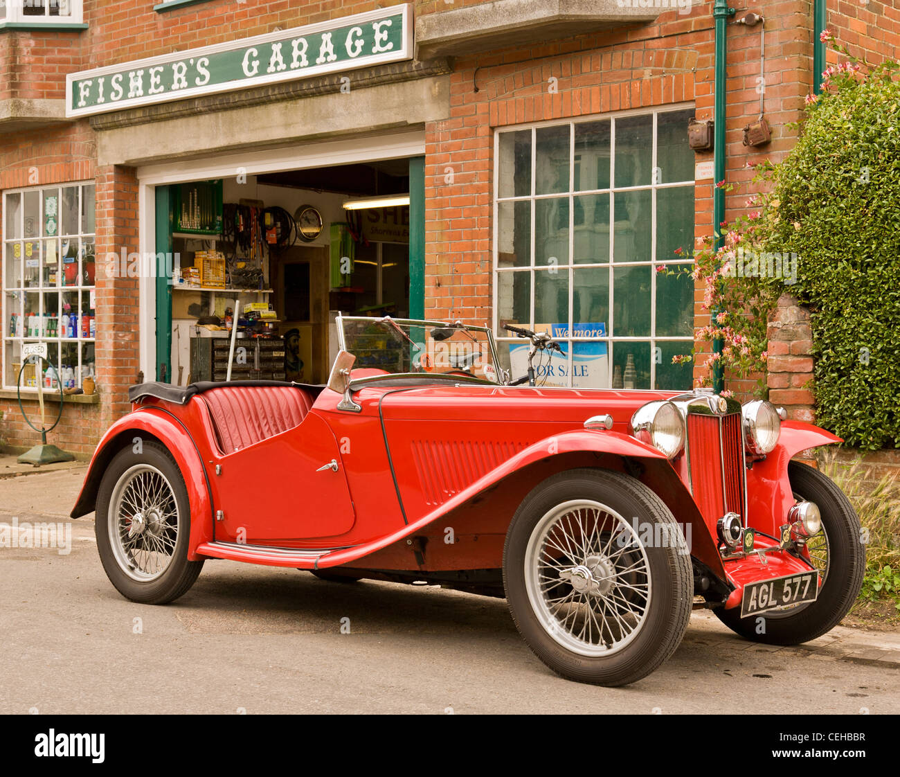 Un rouge 1940 MG Midget TC la voiture de sport à l'extérieur photo old ...