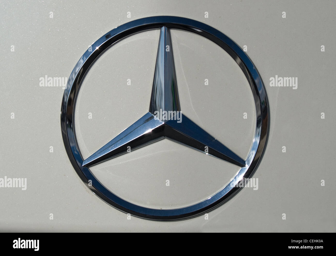 Symbole Mercedes Benz logo sur l'avant de la voiture Photo Stock - Alamy