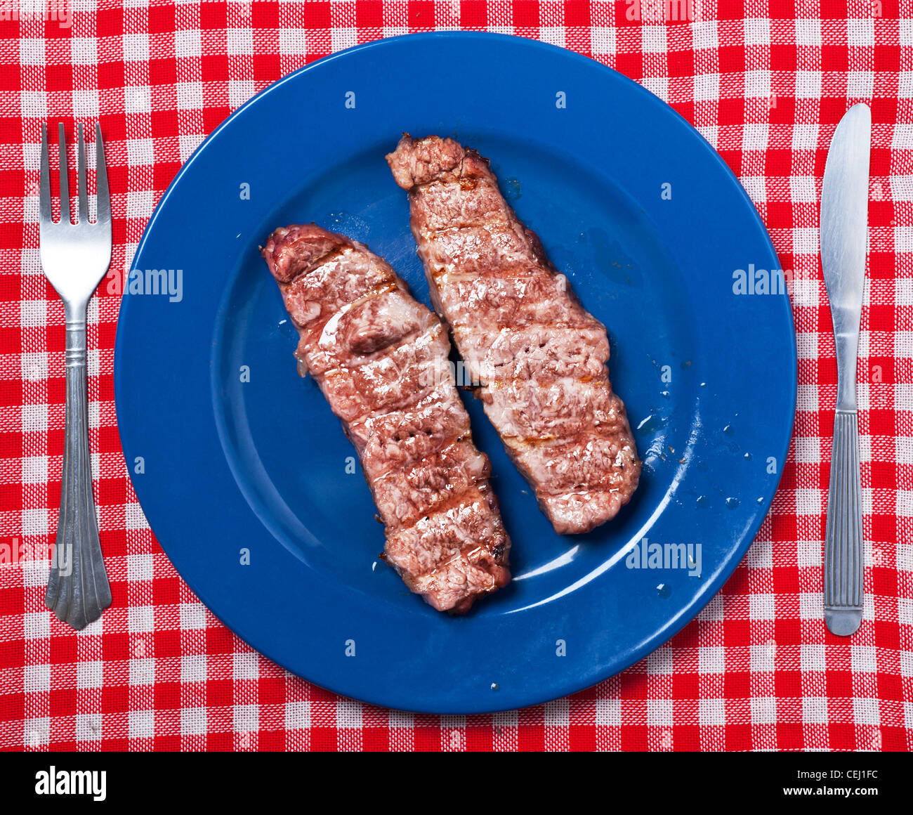 La viande grillée sur plaque bleue Photo Stock - Alamy