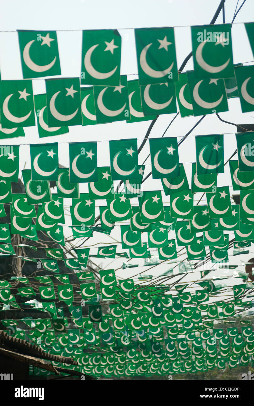 Drapeau islamique traîné dans les rues de Dharavi, Mumbai Photo Stock ...