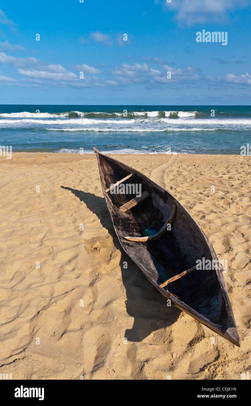Les pirogues malgaches dans un village de pêcheurs, à Madagascar Photo ...