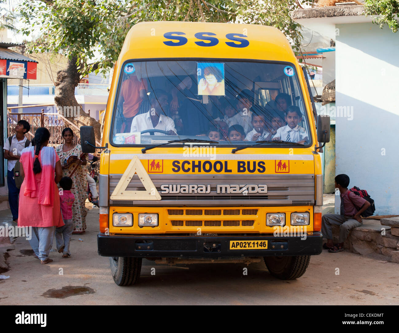 Modern indian school bus Banque de photographies et d’images à haute ...