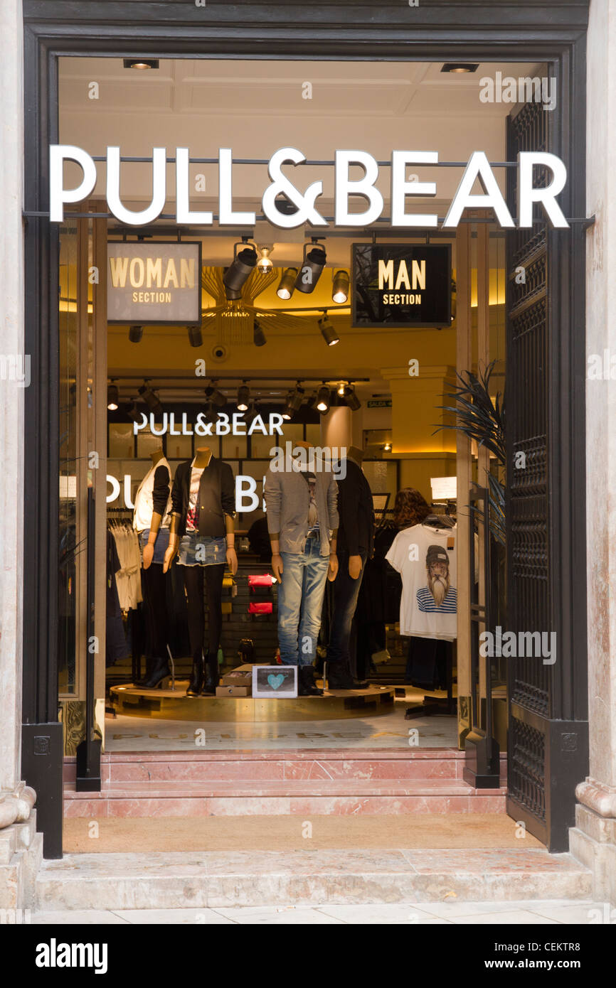 Pull bear store shop spain Banque de photographies et d’images à haute résolution - Alamy