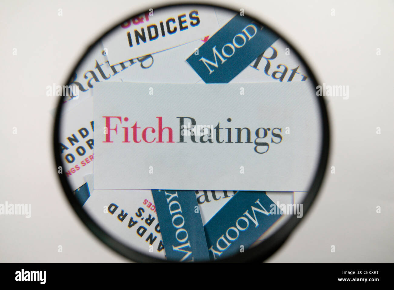 Voir à travers une loupe au logo de Fitch Ratings, l'une des ...