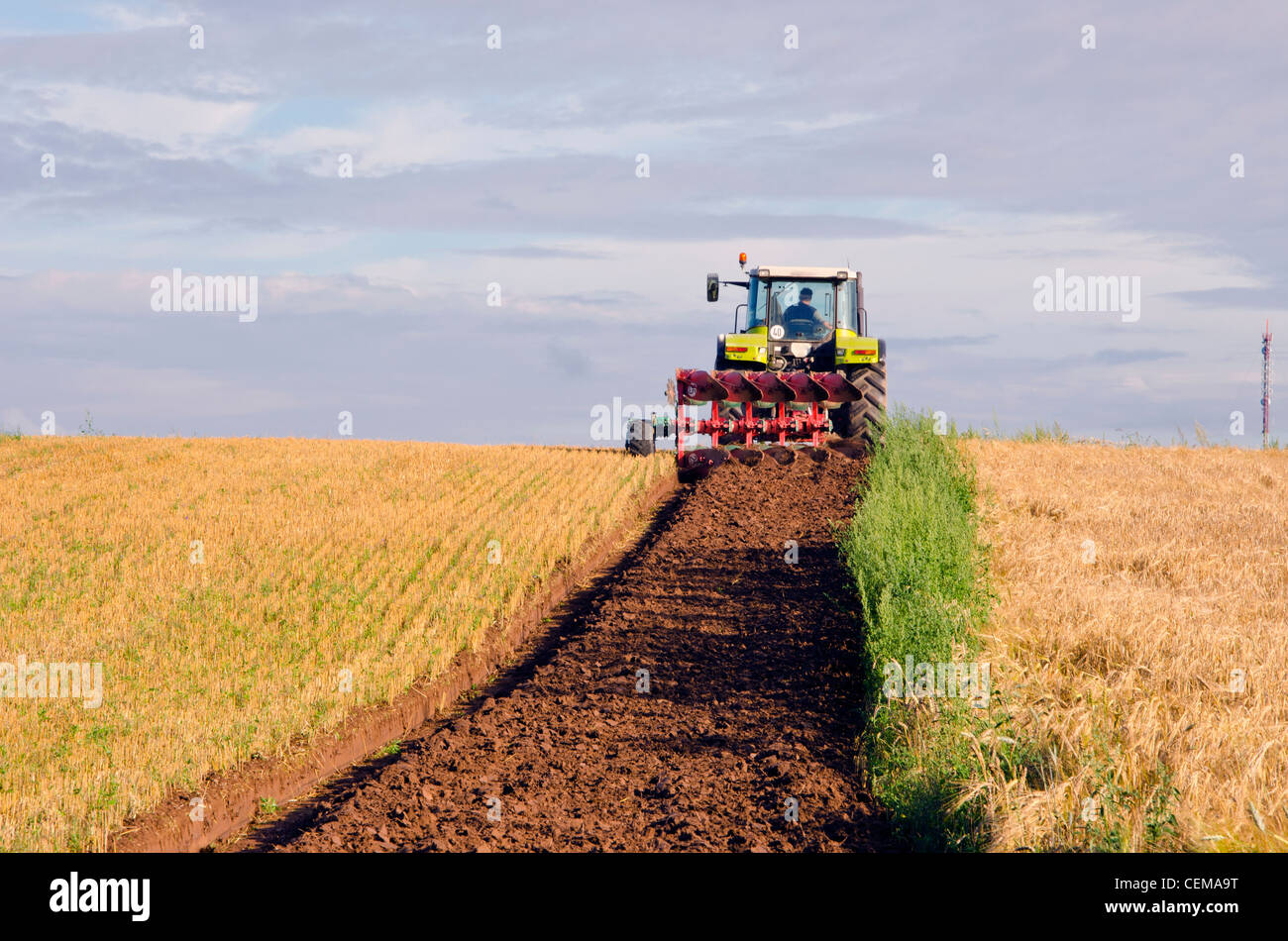 Le tracteur laboure de domaine agricole. Entretien des terres après la ...
