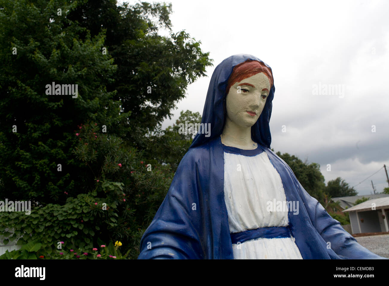 Grotte avec une statue de la vierge marie Banque de photographies et d ...