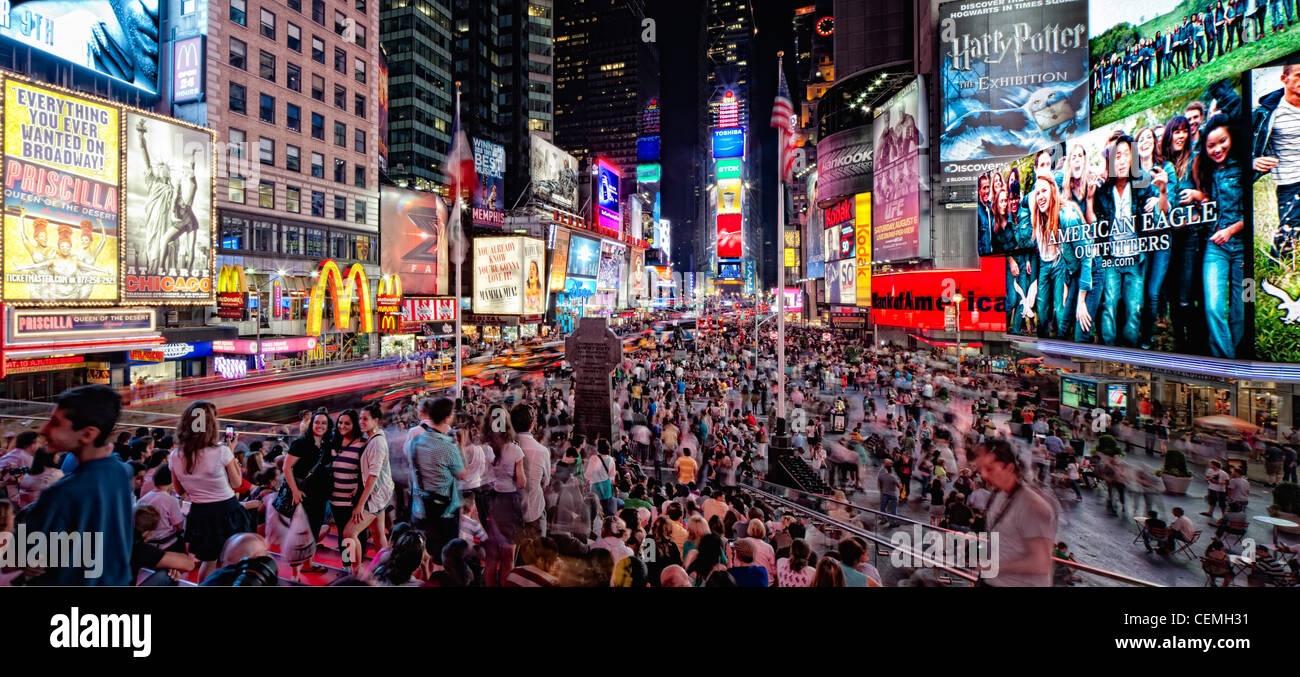 Nuit la foule à Times Square, New York Photo Stock - Alamy