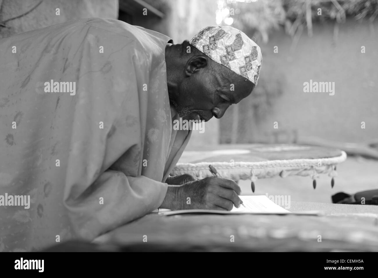 Un devin fox fox indiquant empreintes et les interpréter pour prédire l ...