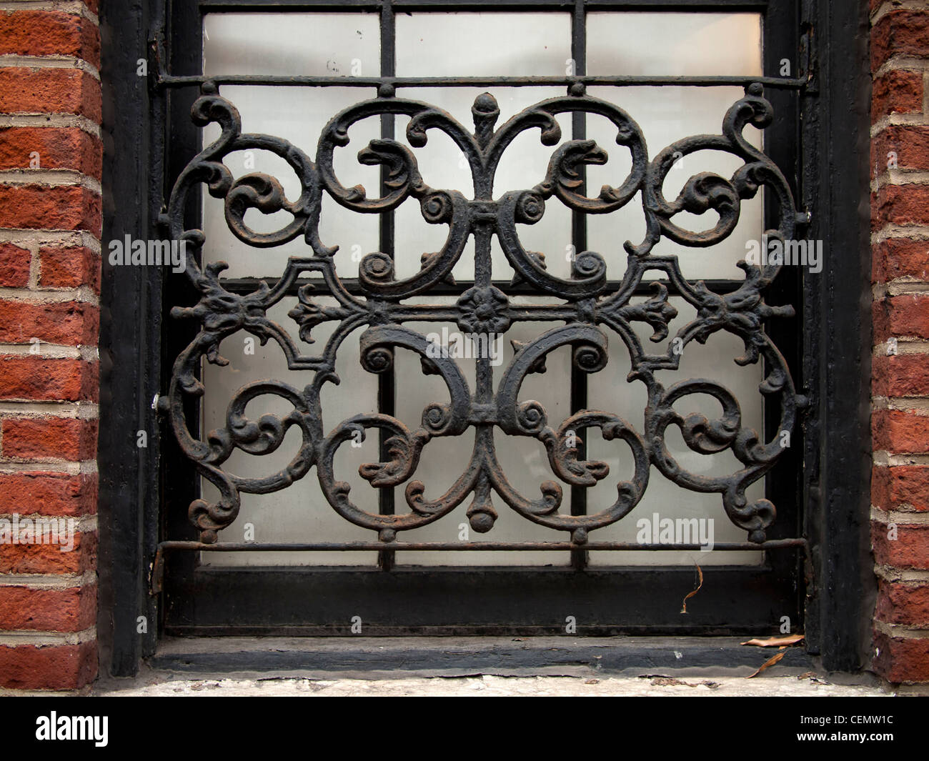 Grille de fenetre en fer forgé Banque de photographies et d’images à ...