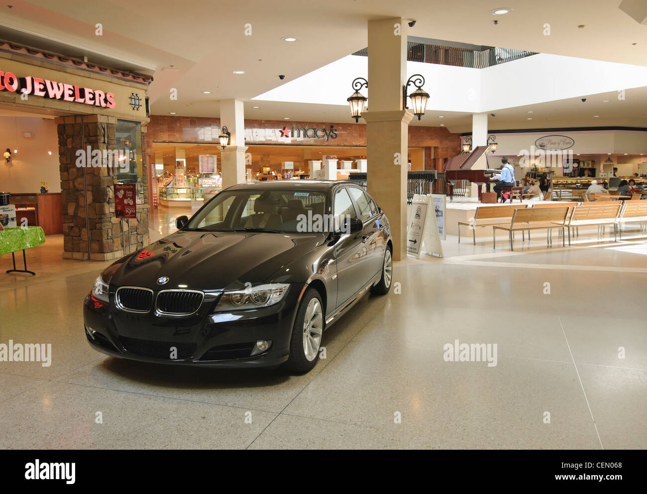 Un concessionnaire d'afficher leurs voitures dans un centre commercial ...