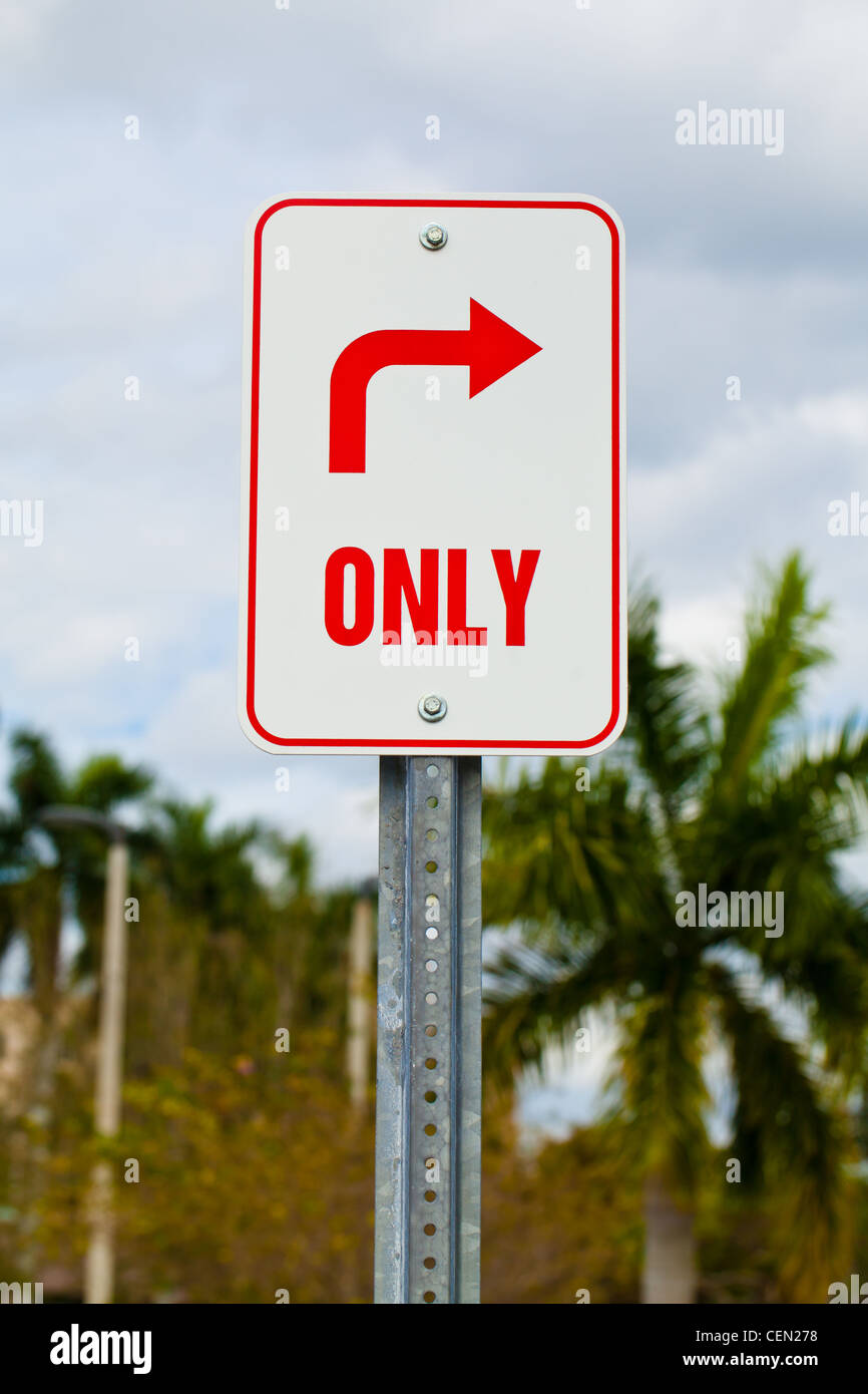 Right turn only sign Banque de photographies et d’images à haute ...
