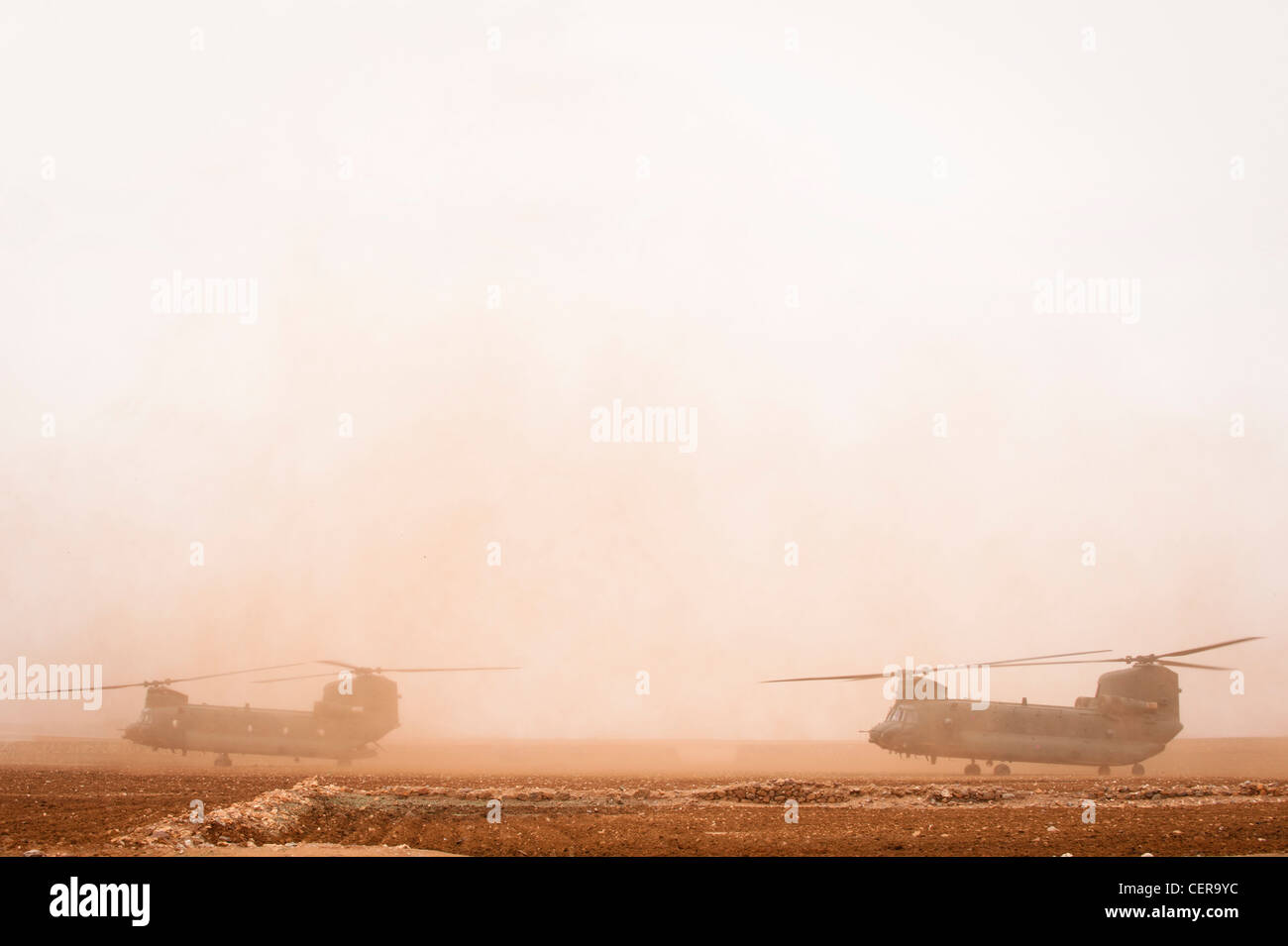 Des hélicoptères Chinook de la RAF sur les manoeuvres en désert ...