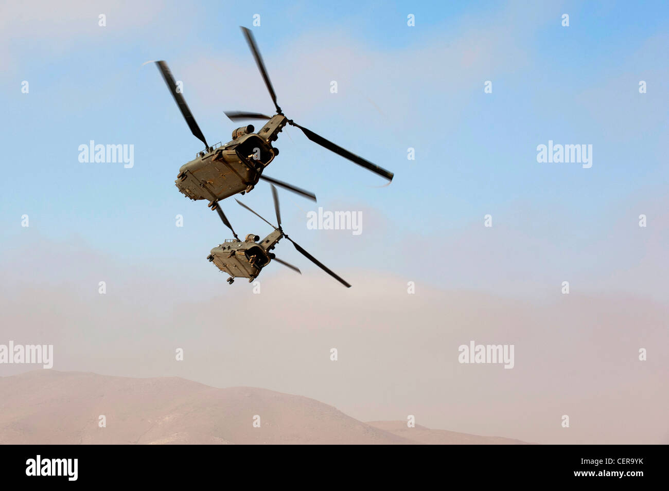 Des hélicoptères Chinook de la RAF sur les manoeuvres en désert ...