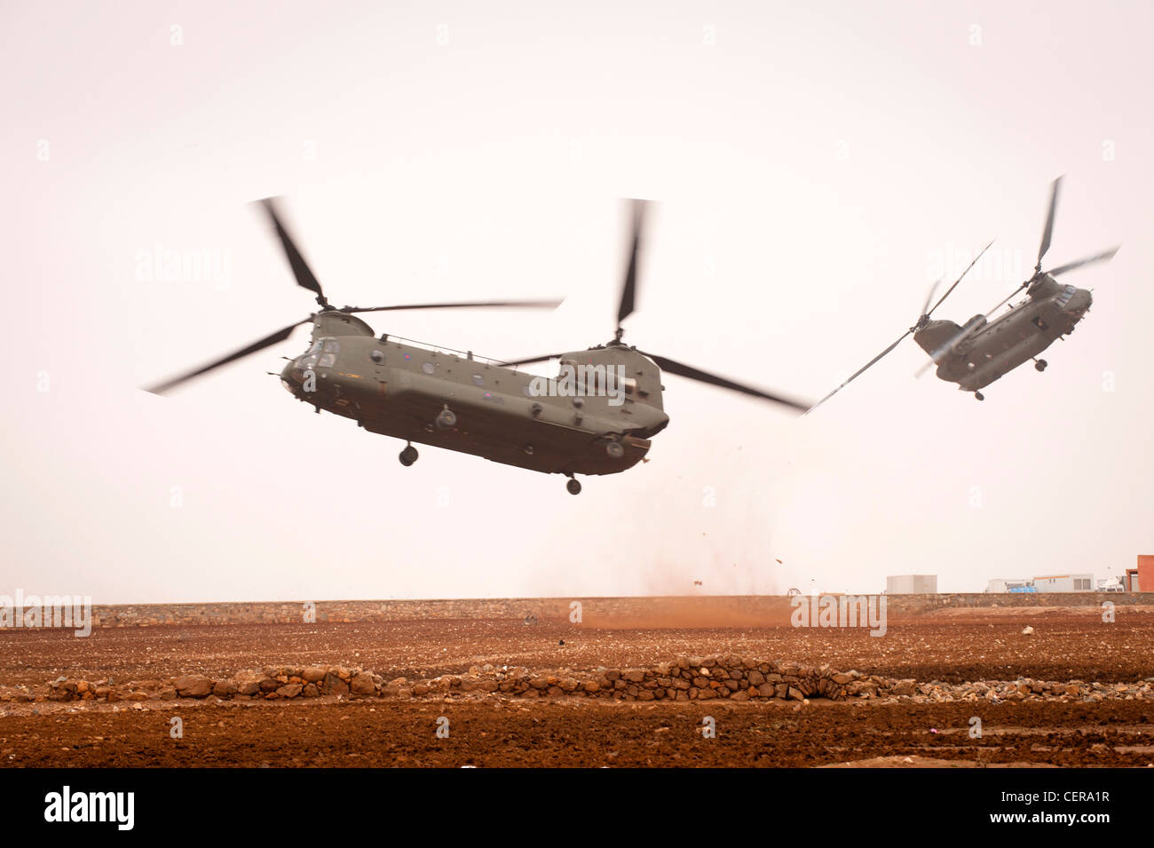 Des hélicoptères Chinook de la RAF sur les manoeuvres en désert ...