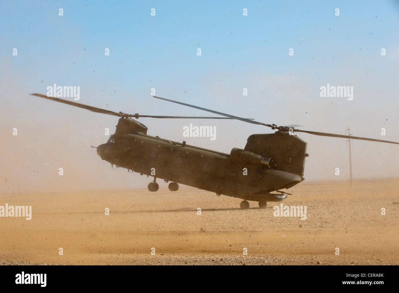 Des hélicoptères Chinook de la RAF sur les manoeuvres en désert ...