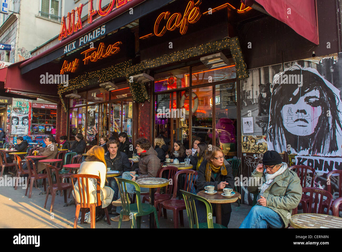 Paris, Café, France, foule partageant des cafés sur le trottoir ...