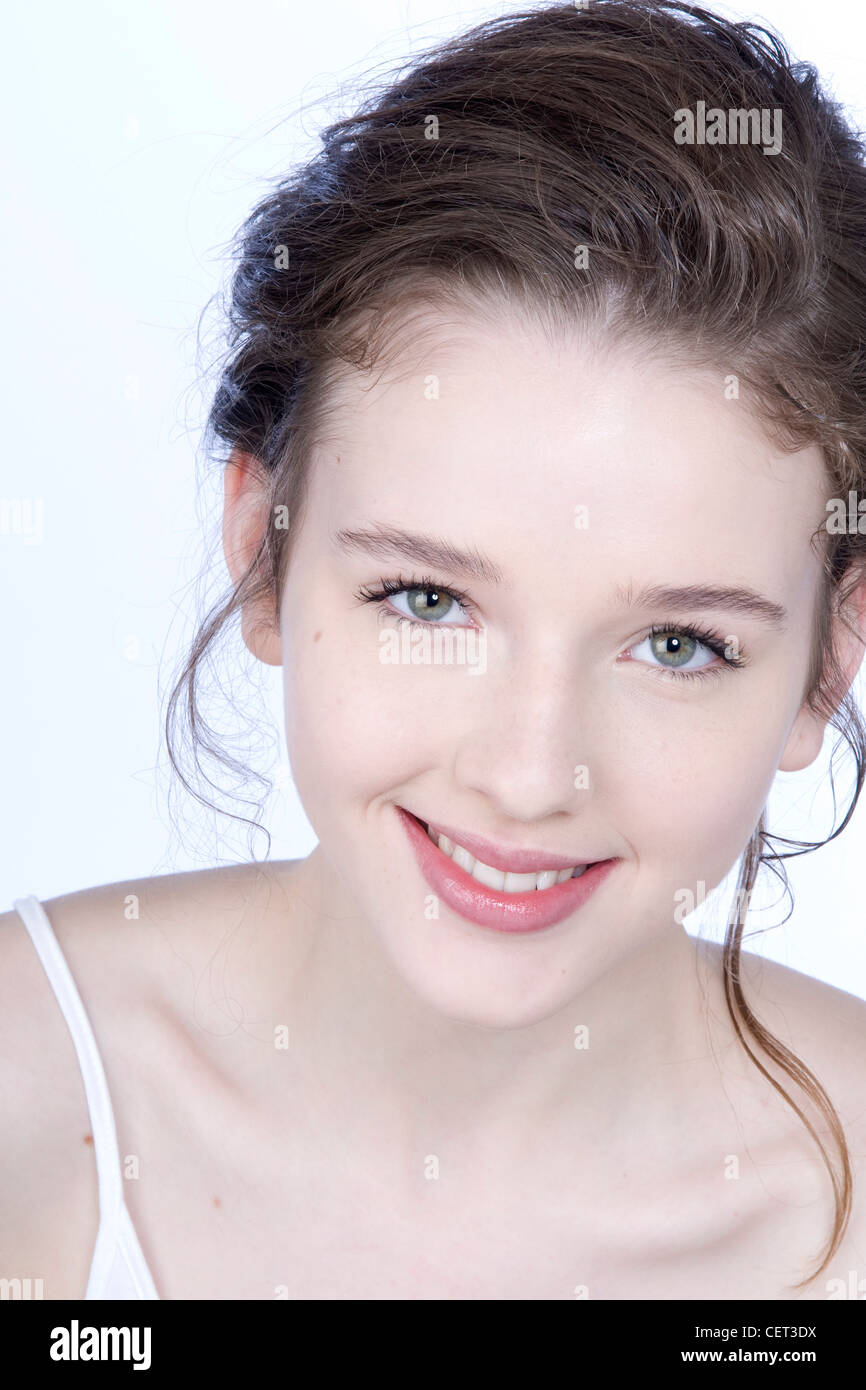 Femelle avec brunette cheveux nettoyer son visage, avec une peau pâle ...