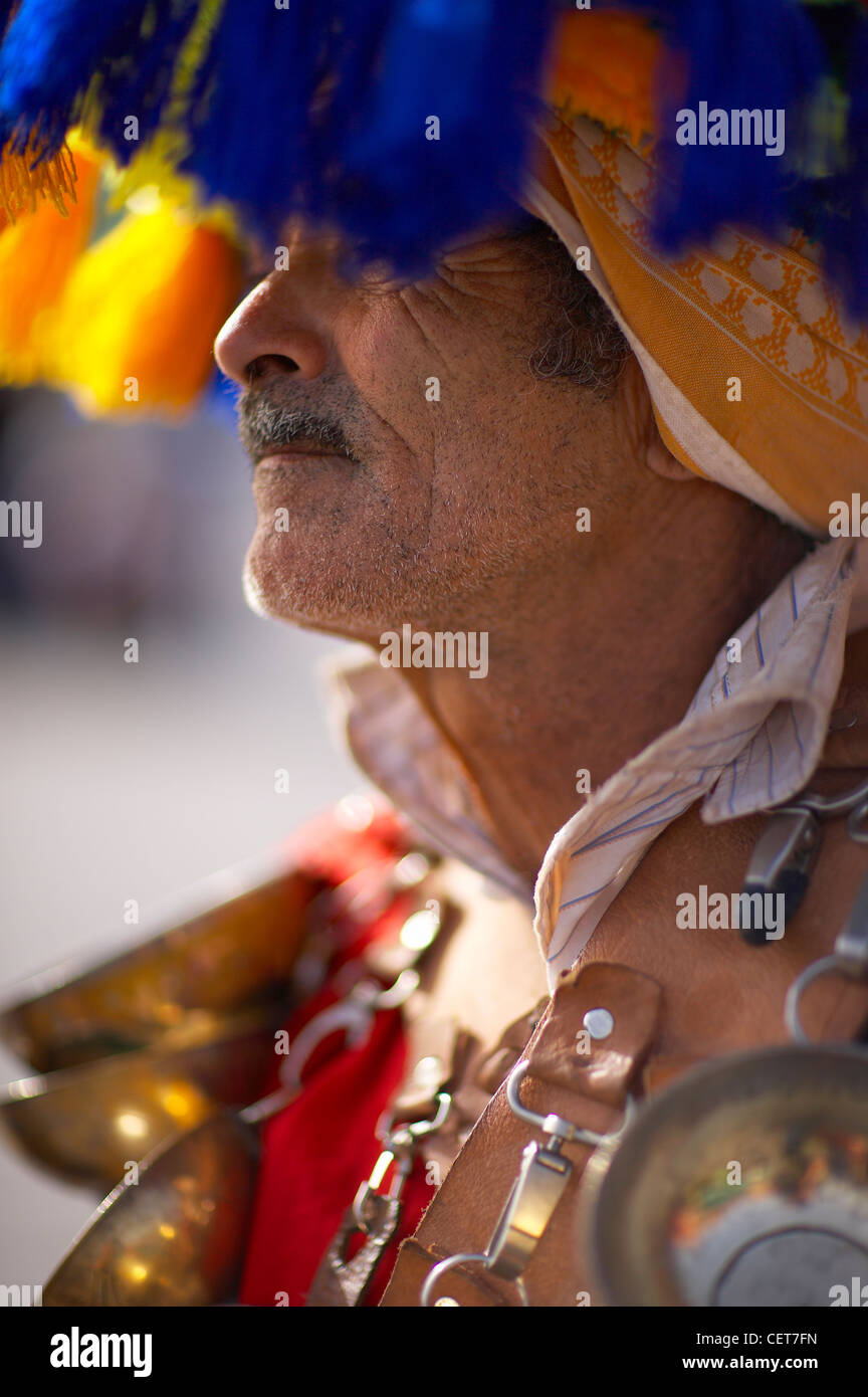 Un portrait d'un homme en costume traditionnel, la Place Jemaa-el-Fna ...