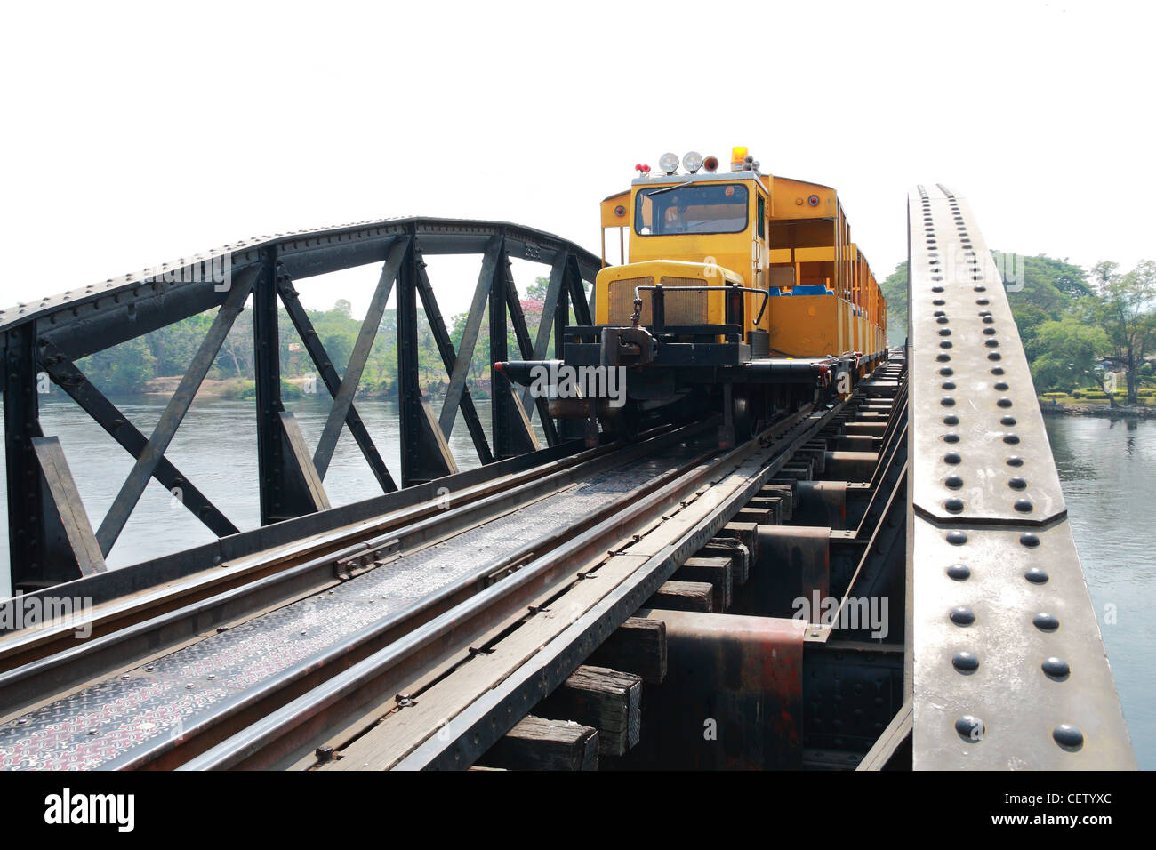 Moteur de train de pont de fleuve de voyage Banque de photographies et ...
