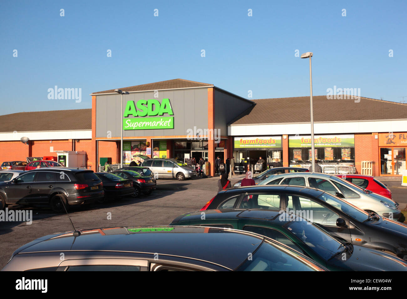 Asda devant le magasin Banque de photographies et d’images à haute ...