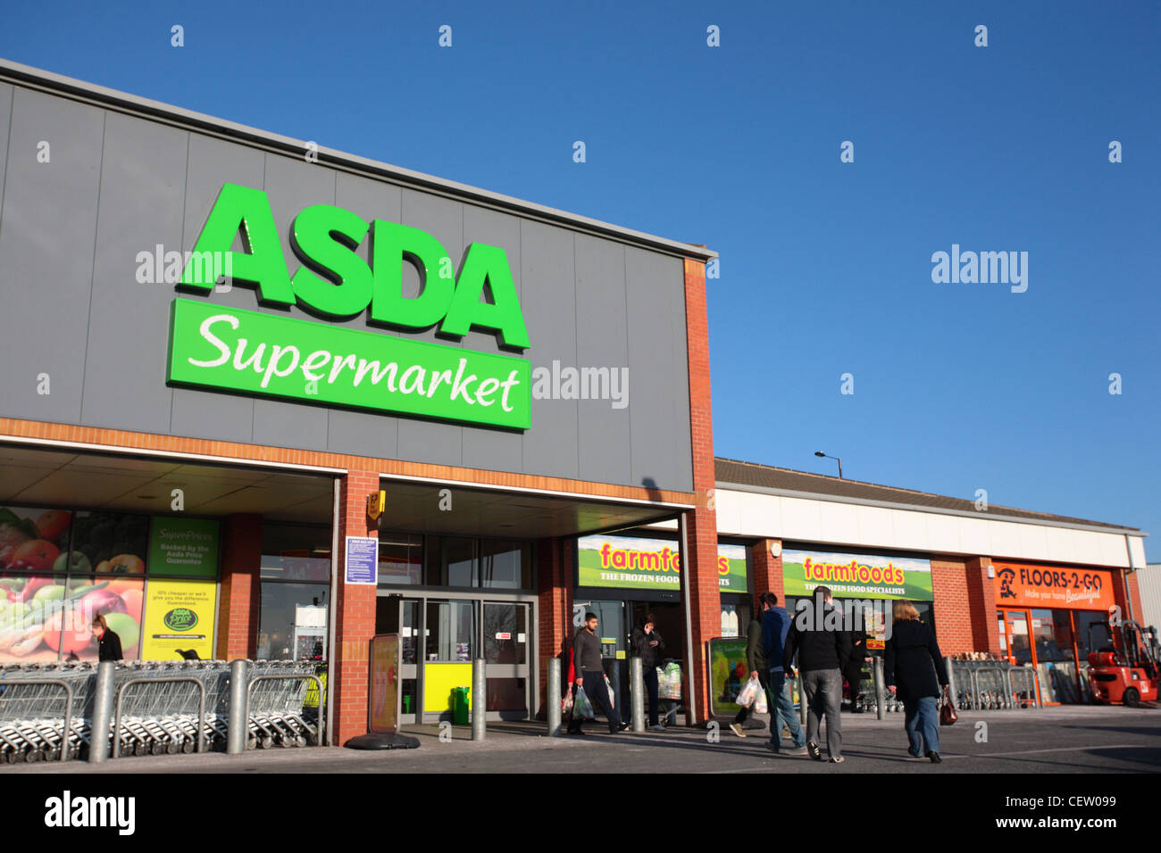 Asda devant le magasin Banque de photographies et d’images à haute ...