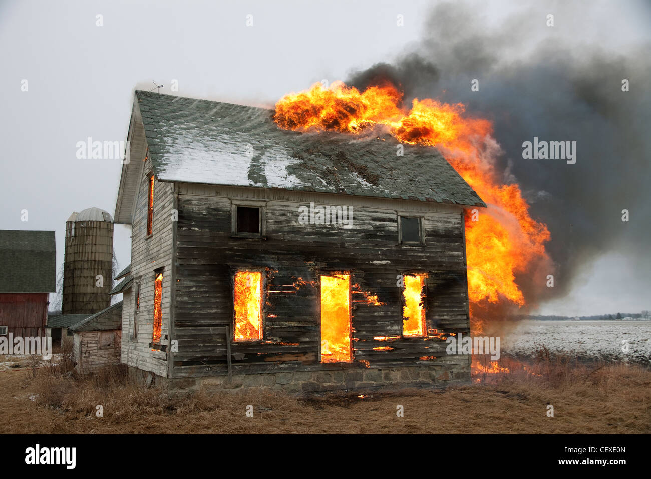 Burning house Banque de photographies et d’images à haute résolution ...