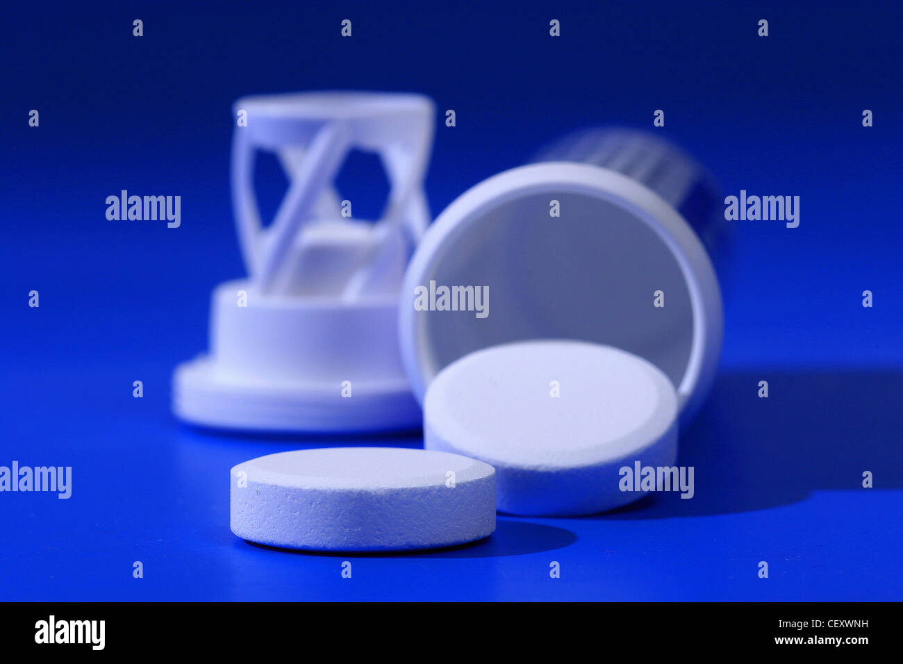 Un gros plan du comprimé effervescent comprimé blanc rond à l ...