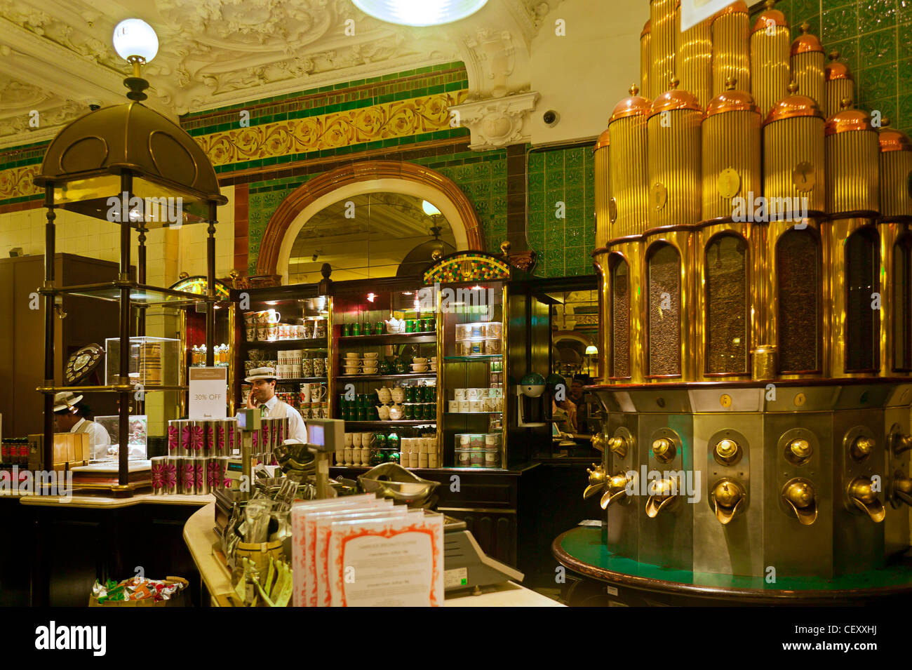 Inside harrods london Banque de photographies et d’images à haute ...
