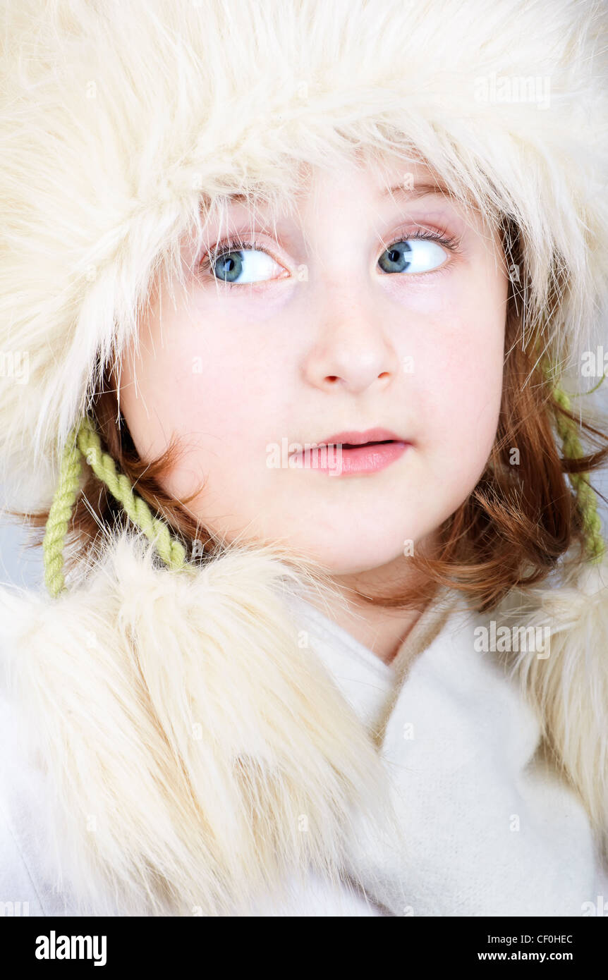 Portrait de petite fille habillée très élégant, avec chapeau de ...