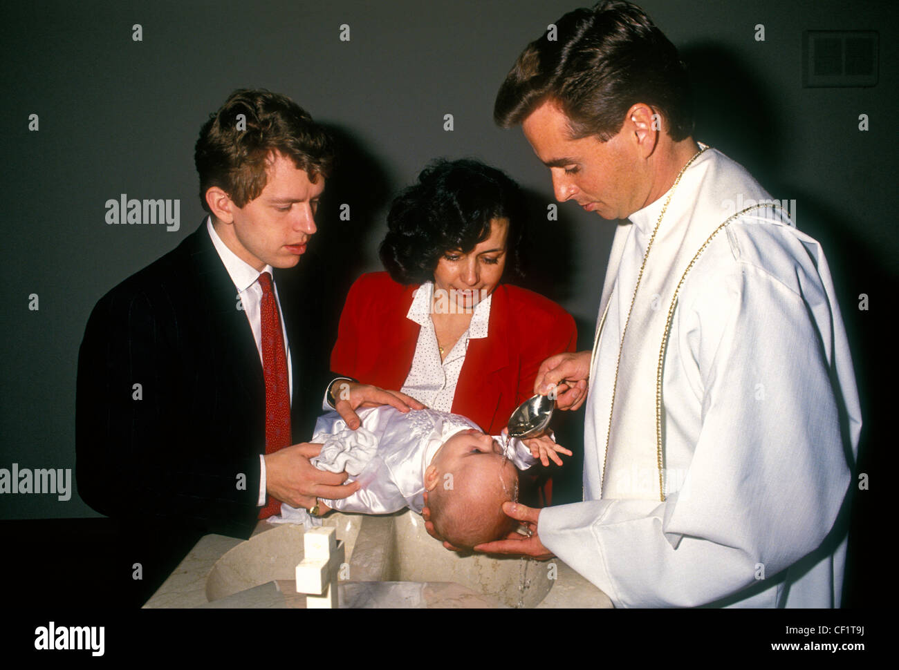 Bapteme catholique bébé Banque de photographies et d’images à haute ...