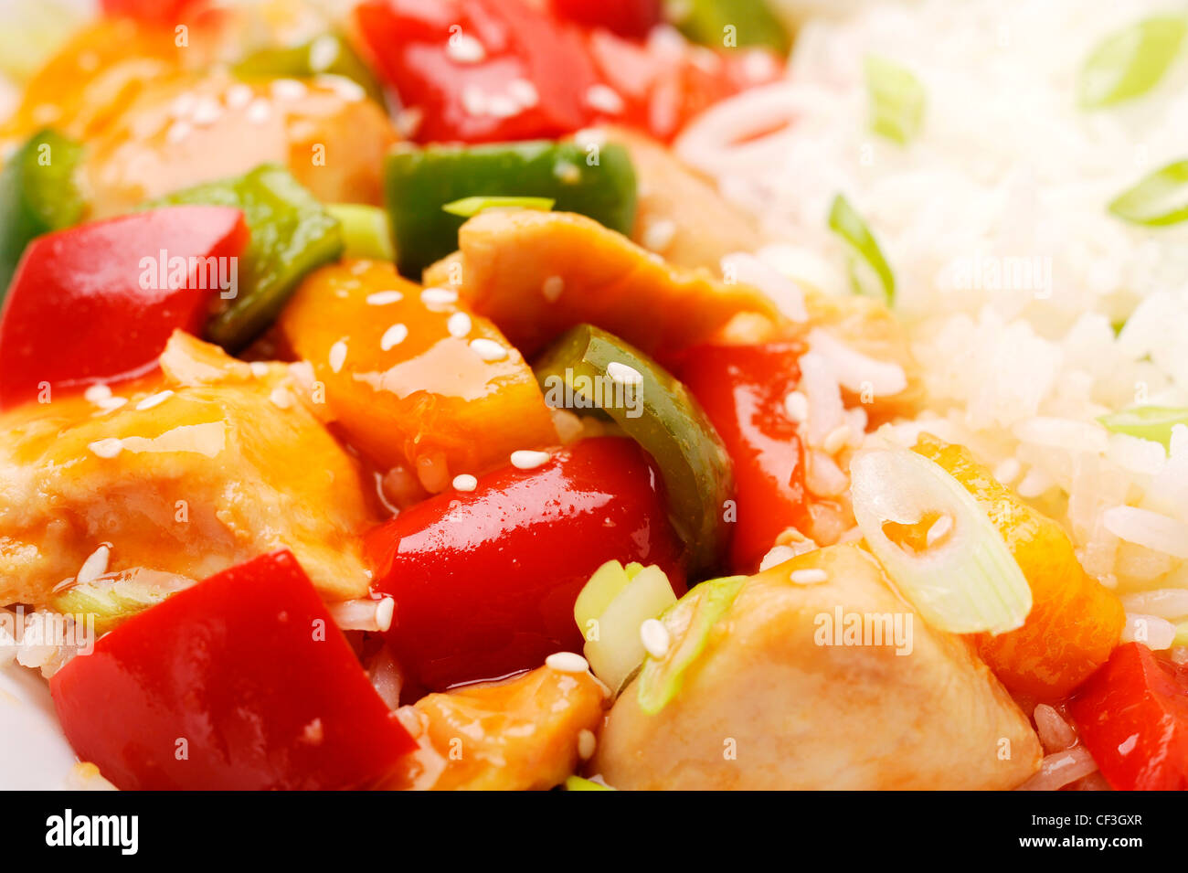 Un gros plan du poulet aigre-doux riz bouilli Poulet aigre-doux ...