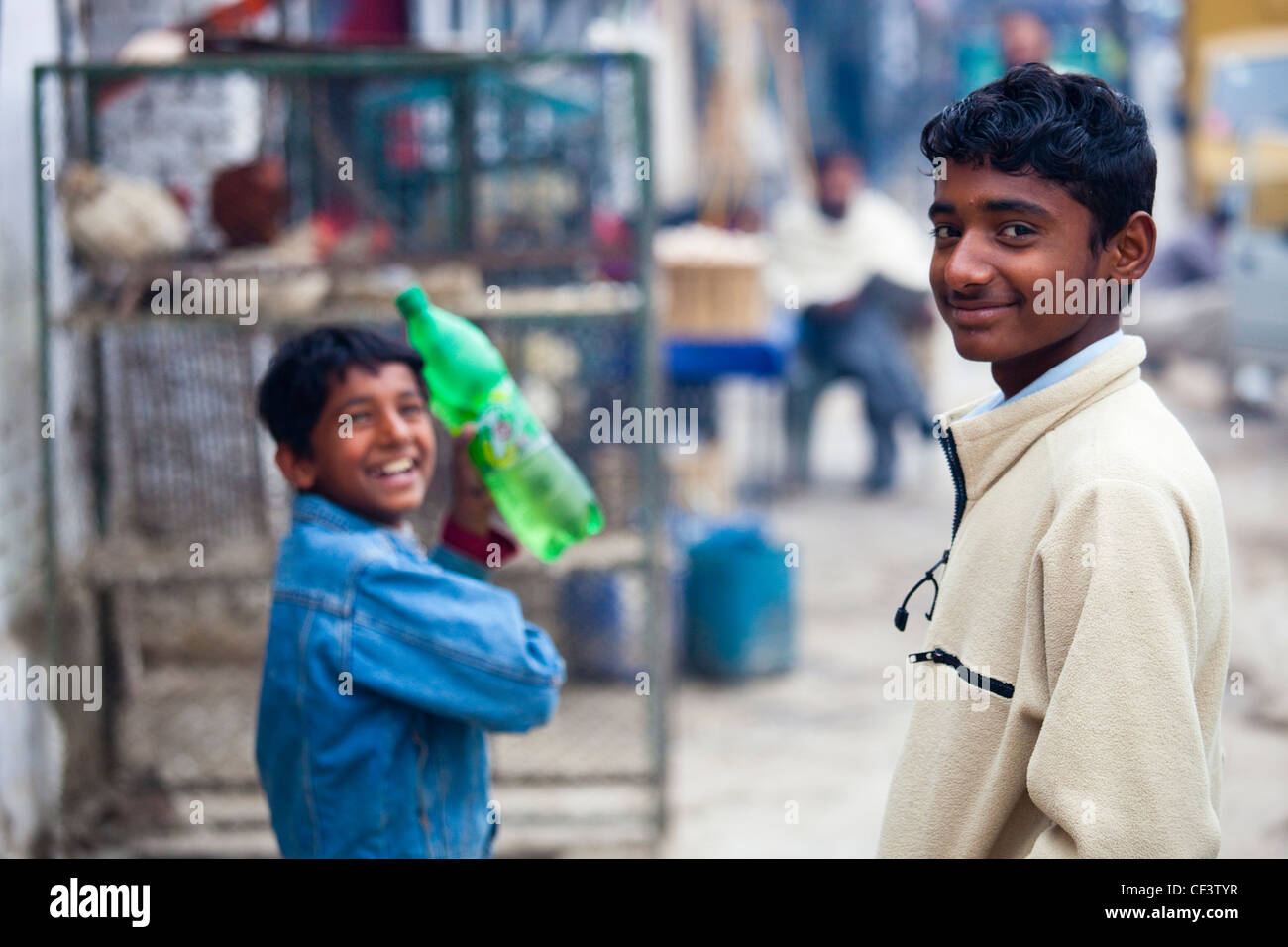 Teen teenage teenager pakistani Banque de photographies et d’images à ...