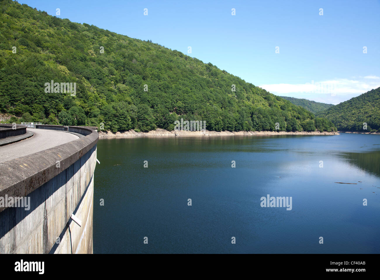Le Barrage de Chastang dans la haute vallée de la Dordogne Photo Stock ...