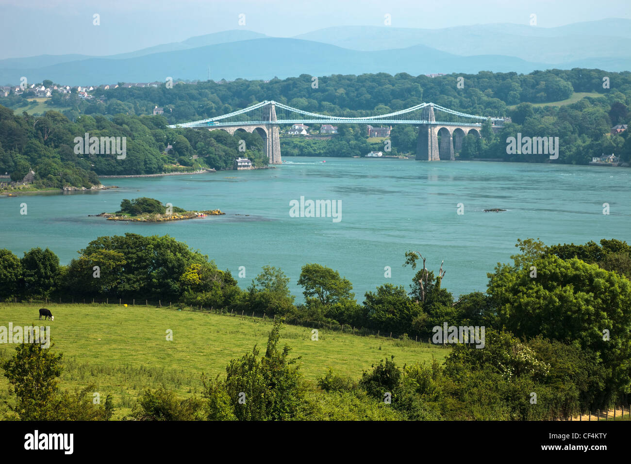 Le Pont Suspendu de Menai reliant l'île d'Anglesey au Pays de Galles ...