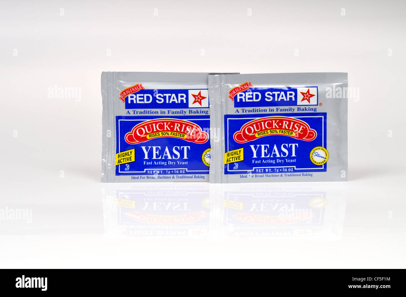 Sachets de levure montée rapide pour la cuisson sur fond blanc découpé ...