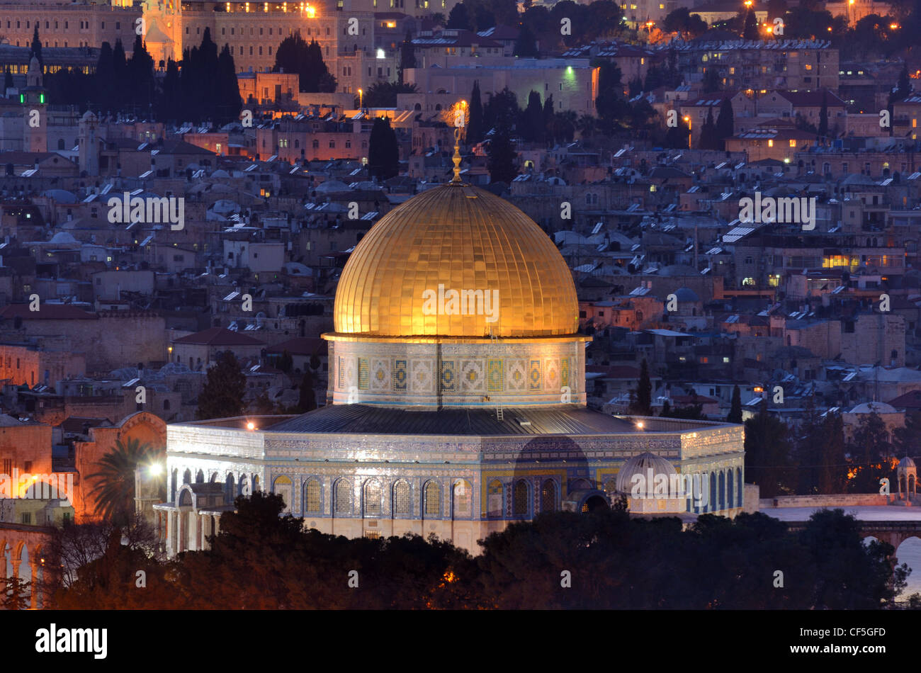 Dôme du rocher le long de la ligne des toits de la vieille ville de ...
