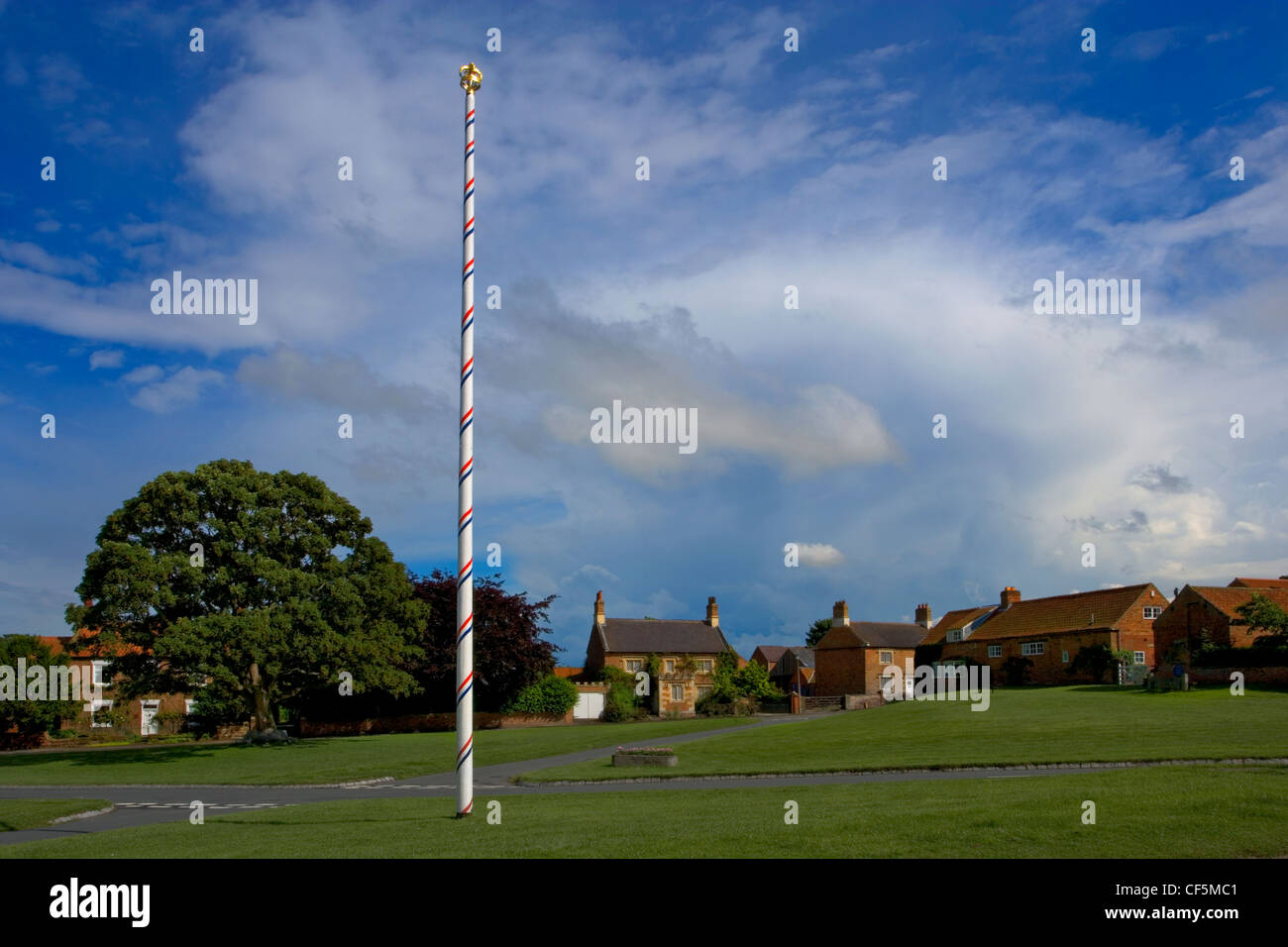 Maypole traditionnel sur la place du village. Aldborough est construit ...