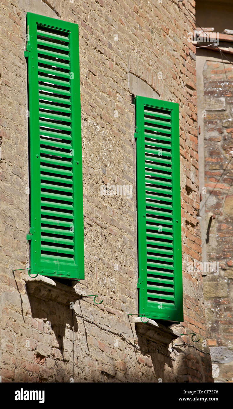 Volet vert sur maison en pierre Banque de photographies et d’images à ...